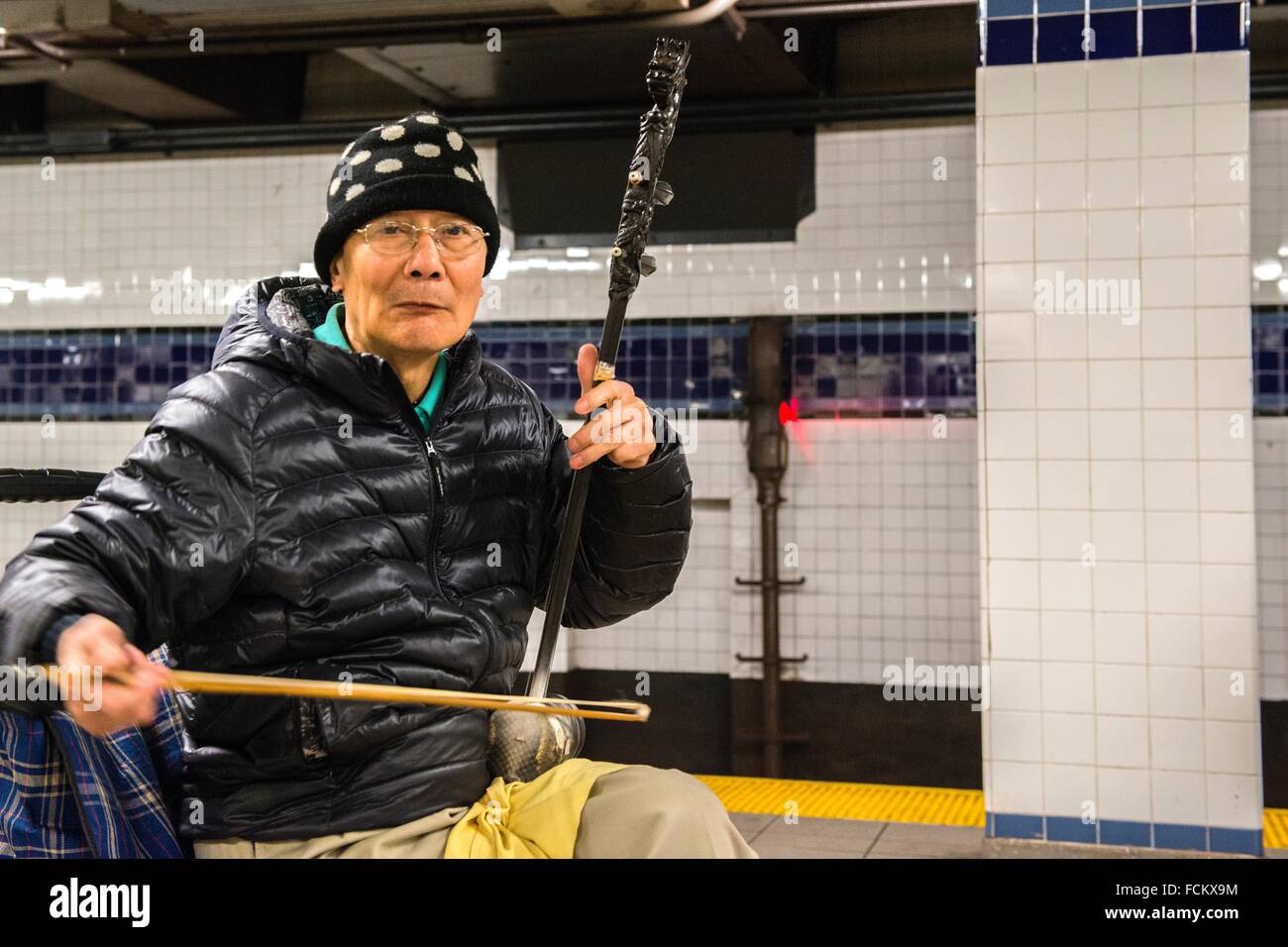 Chinese string instrument hi-res stock photography and images - Alamy
