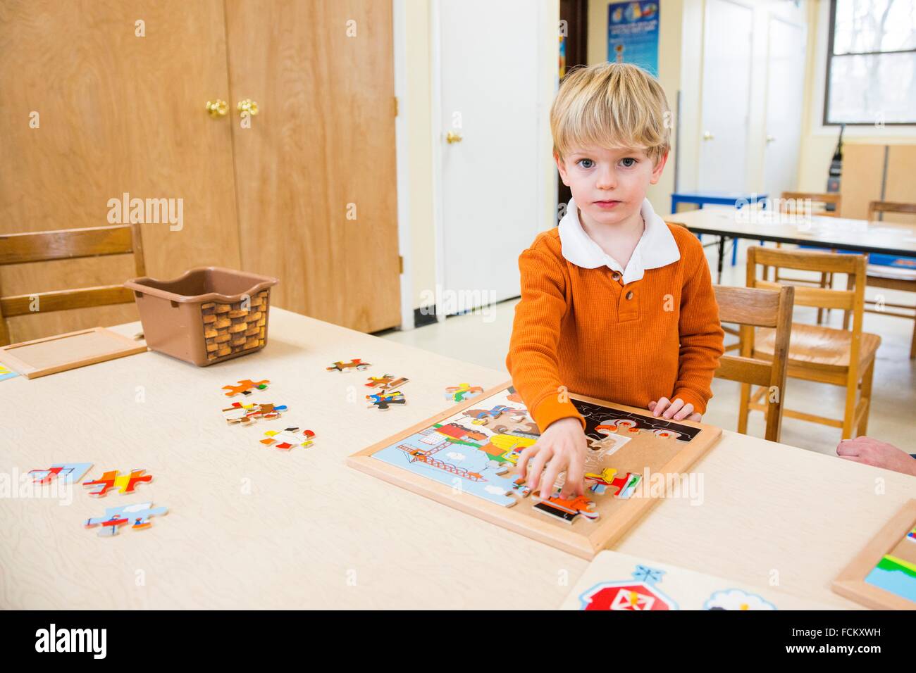Children making a puzzle hi-res stock photography and images - Alamy