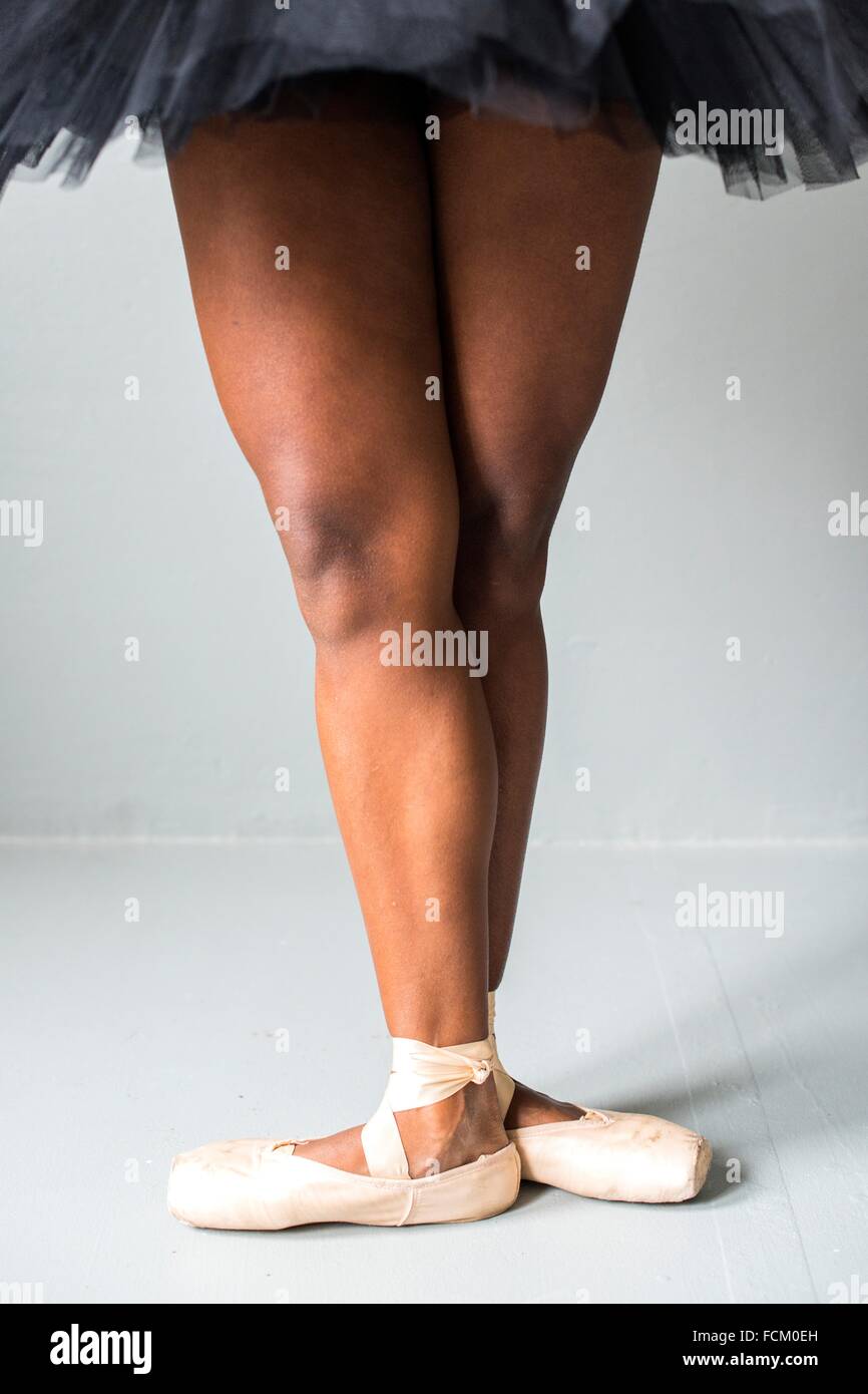 Female legs studio hi-res stock photography and images - Alamy