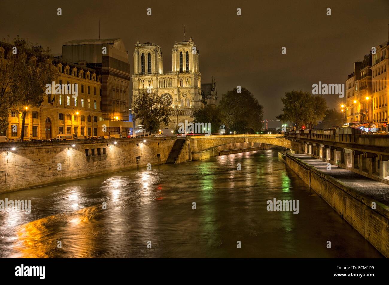 Walkway along seine hi-res stock photography and images - Alamy