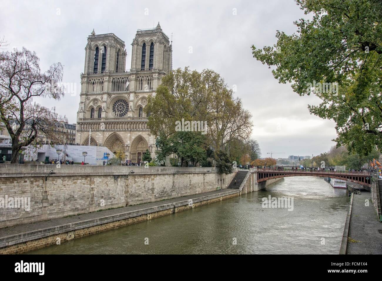 Walkway along seine hi-res stock photography and images - Alamy