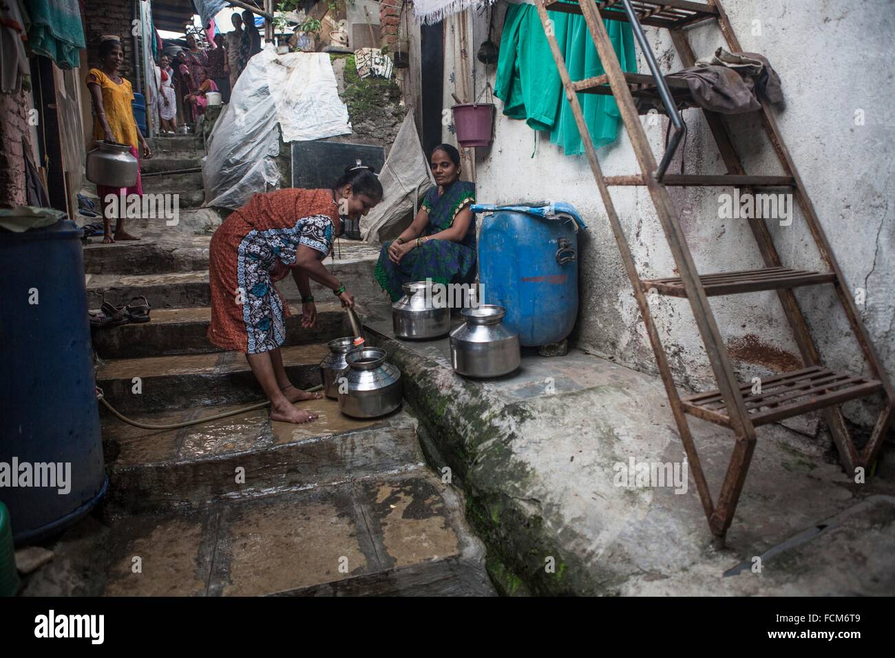 Women filling pots of water in mumbai hi-res stock photography and ...
