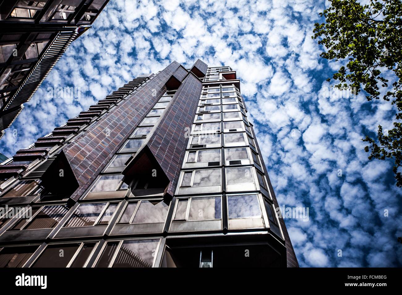 21 story modern skyscraper hi-res stock photography and images - Alamy