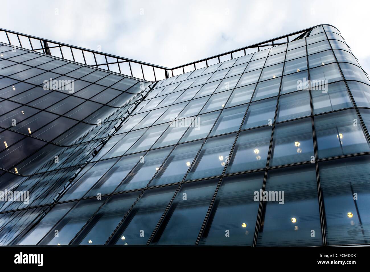 4 more london riverside office building hi-res stock photography and ...