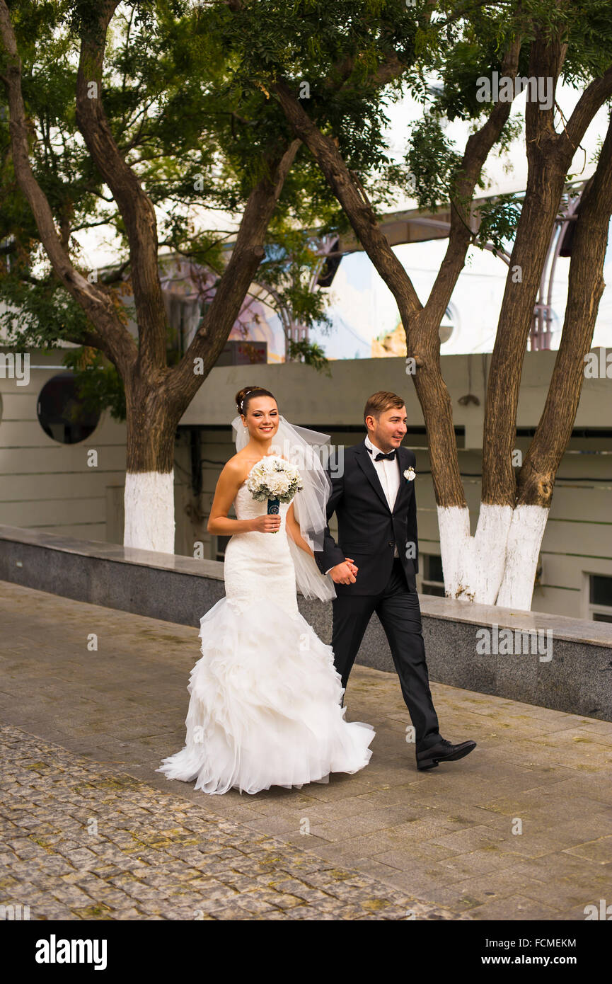 Man look woman crossing hi-res stock photography and images - Alamy