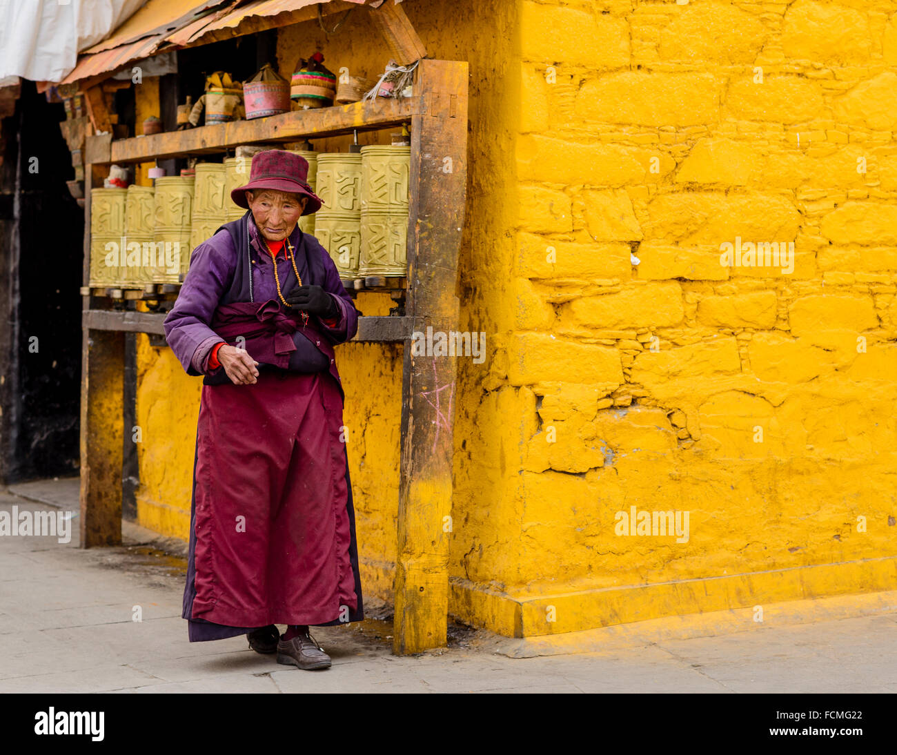 Tibetans praying hi-res stock photography and images - Alamy