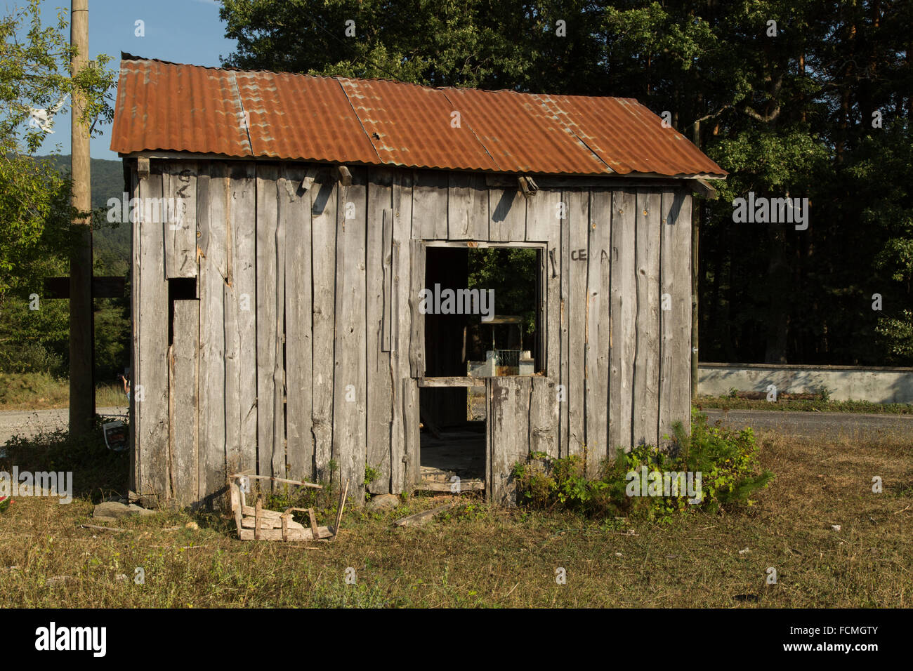 shack in the countryside Stock Photo - Alamy