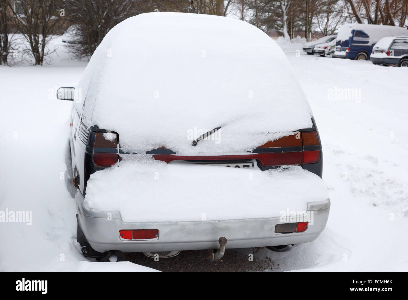 Snow covered car Stock Photo - Alamy