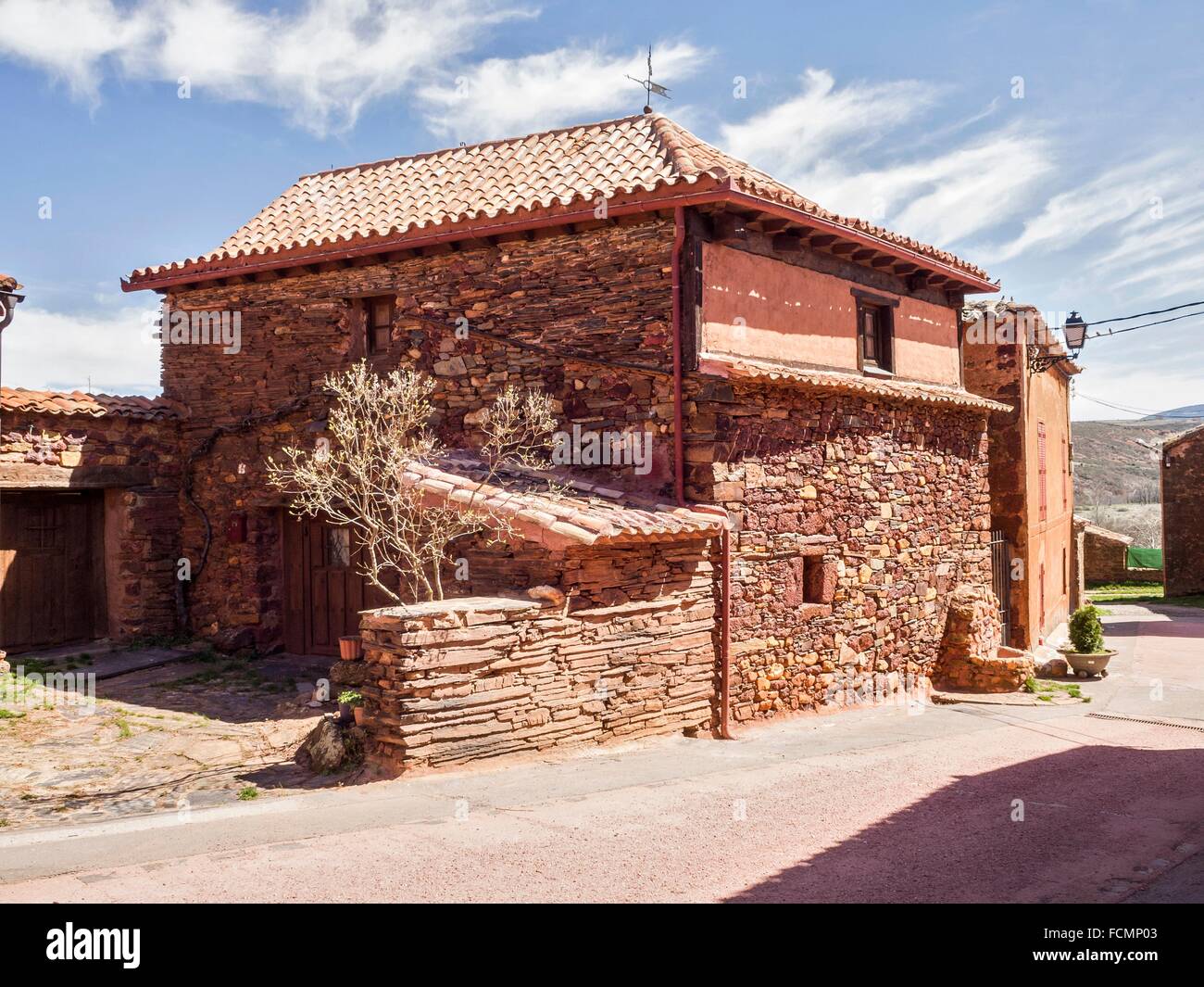 Villacorta. Pueblo rojo (Red village). Ruta de los pueblos rojos ...