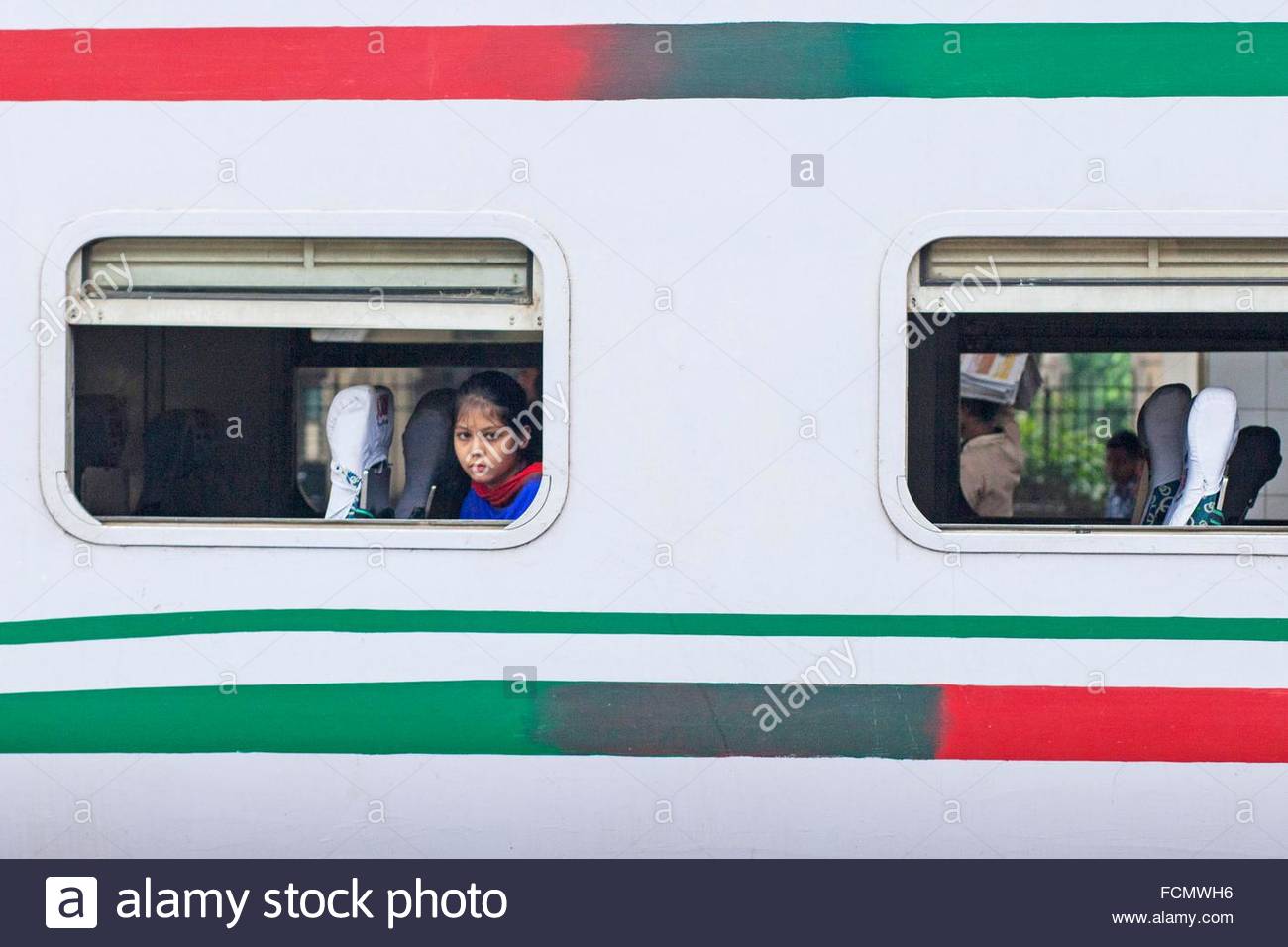 People Sitting On Roof Train Stock Photos & People Sitting On Roof ...