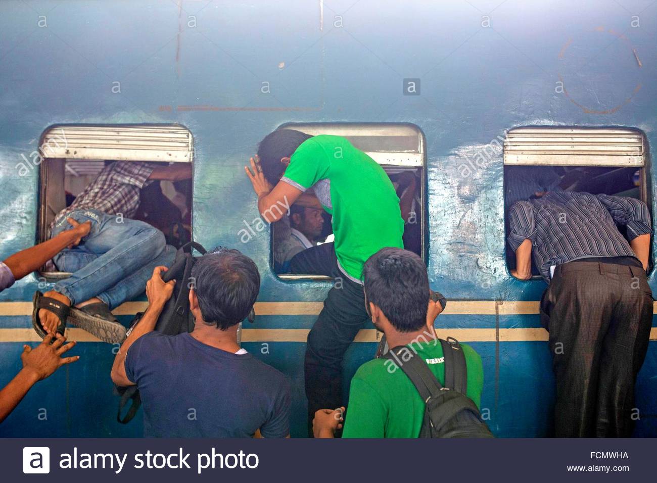 People Sitting On Roof Train Stock Photos & People Sitting On Roof ...