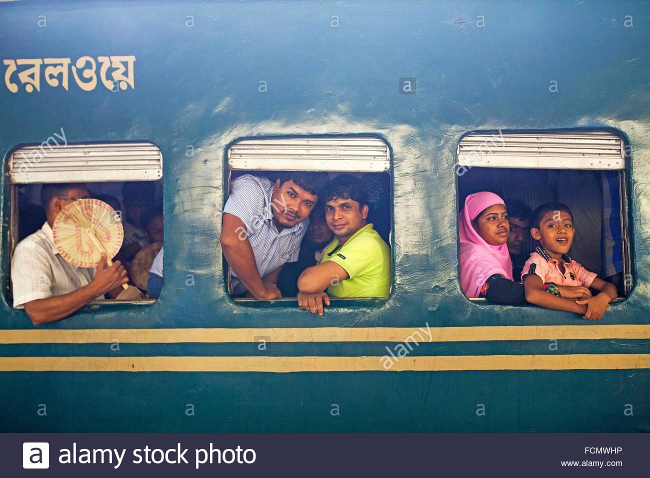 People Sitting On Roof Train Stock Photos & People Sitting On Roof ...