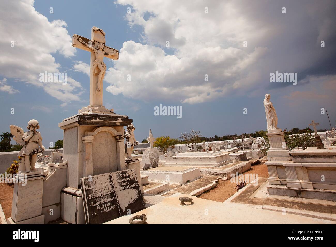 Marble funerary statues hi-res stock photography and images - Alamy