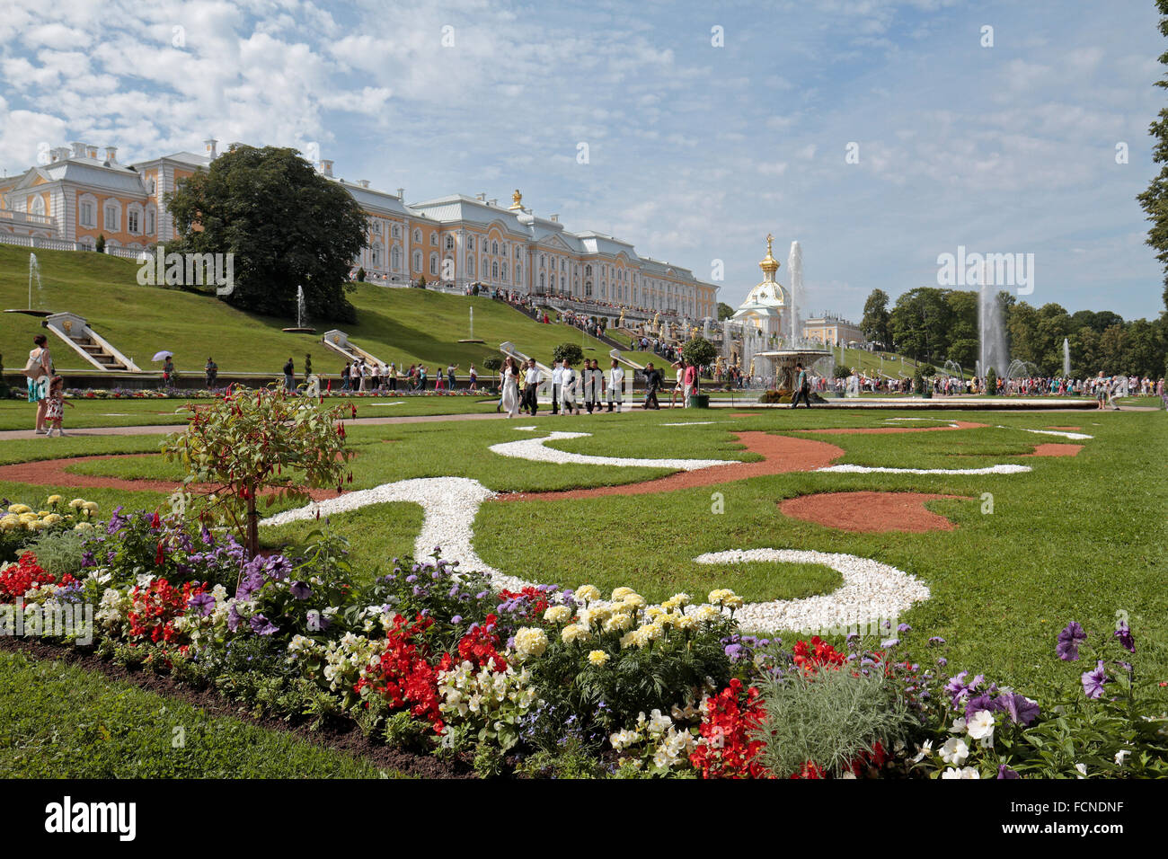 The Grand Palace & gardens in the grounds of the Peterhof Palace ...
