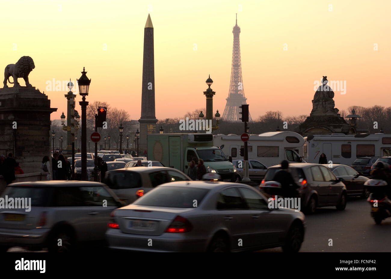 AJAXNETPHOTO. PARIS, FRANCE. - DRIVING IN THE CITY - Traffic ...