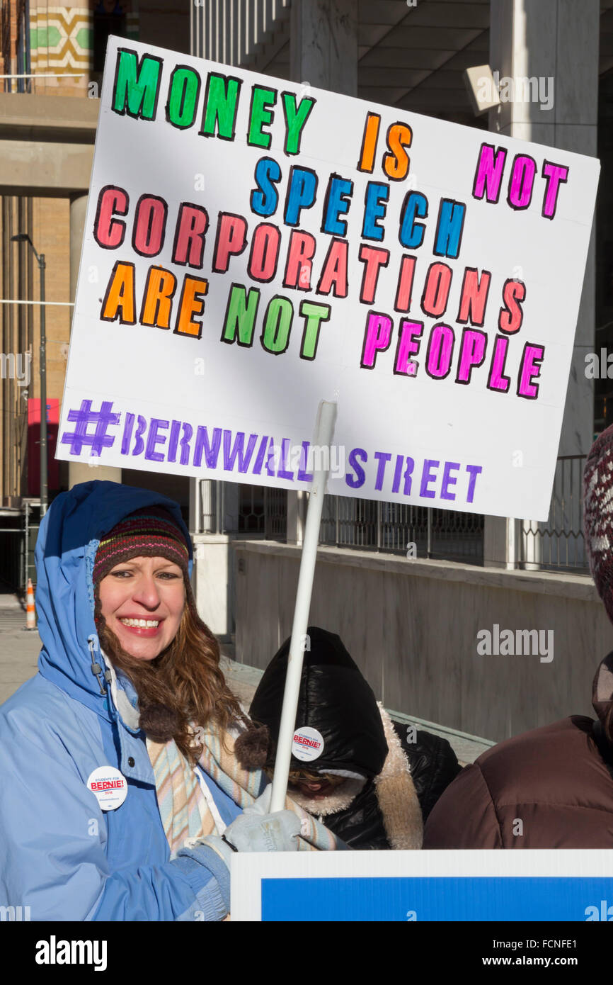 Bernie sanders 2016 hi-res stock photography and images - Alamy