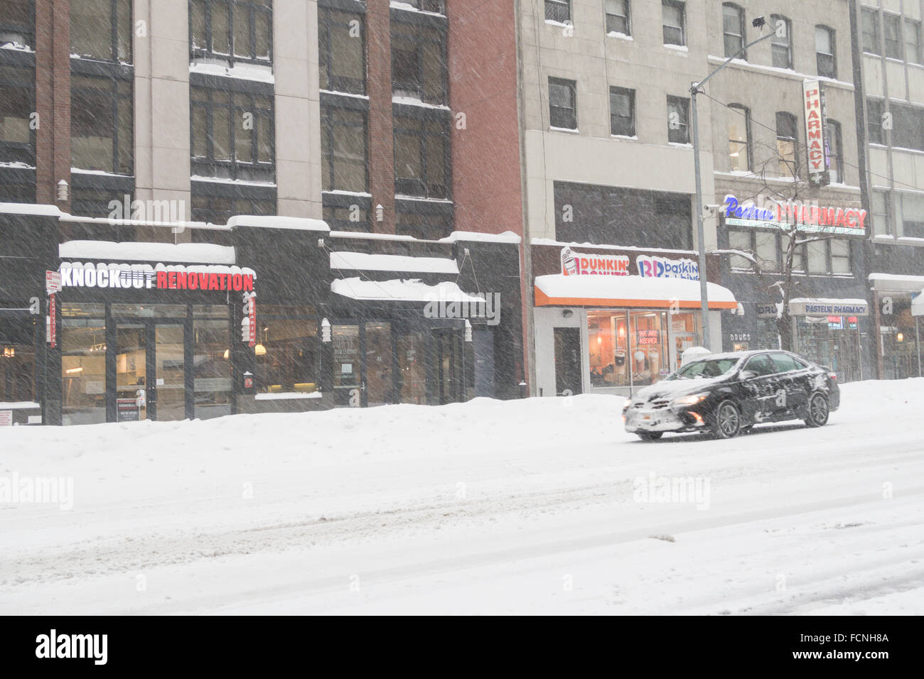 New York City, USA. 23 January 2016. Blizzard shuts down NYC. Streets ...
