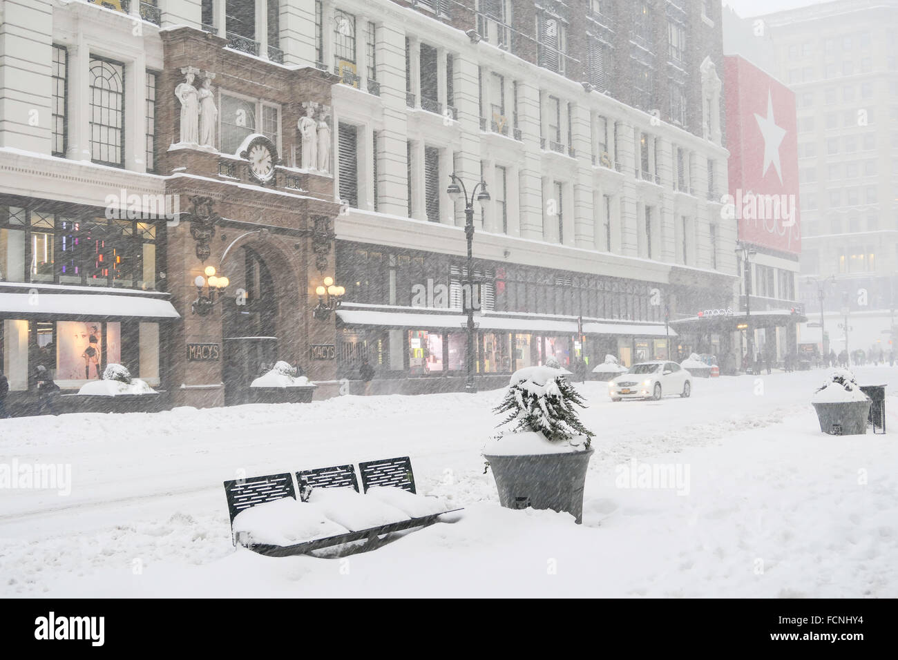 New York City, USA. 23 January 2016. Blizzard shuts down NYC. Streets ...