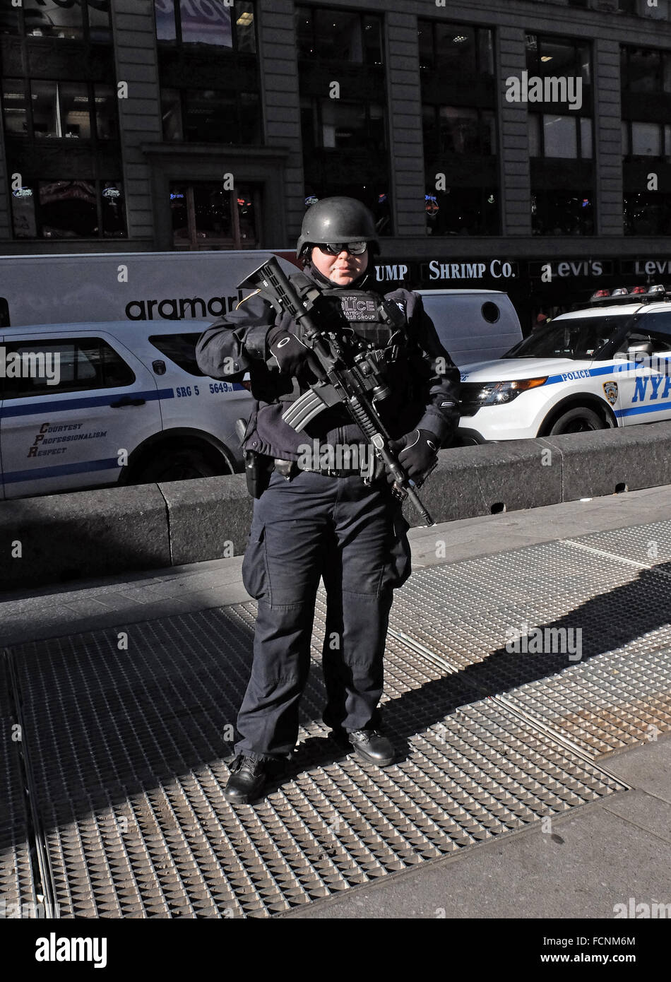 An armed woman New York City Police officer with a machine gun in Times ...