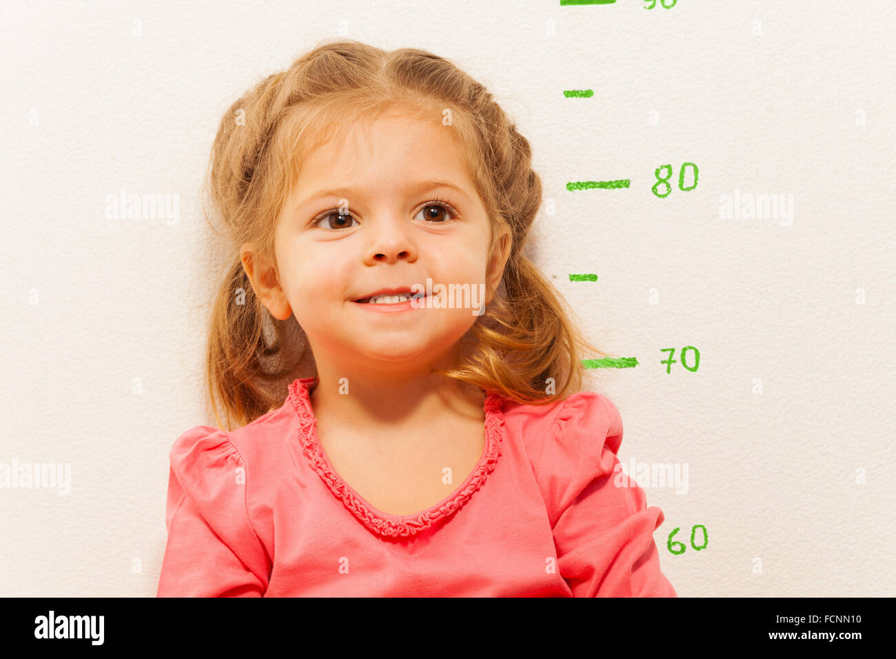 Toddler girl measuring height hi-res stock photography and images - Alamy