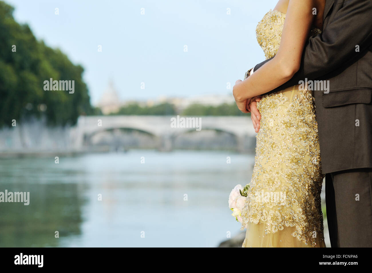 bride and groom couple in wedding day in Rome near Tevere river Stock ...