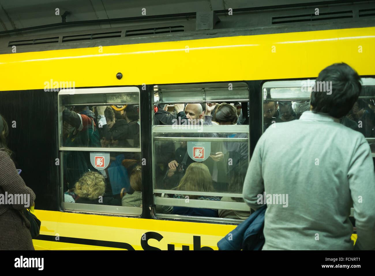 Argentina crowd station hi-res stock photography and images - Alamy