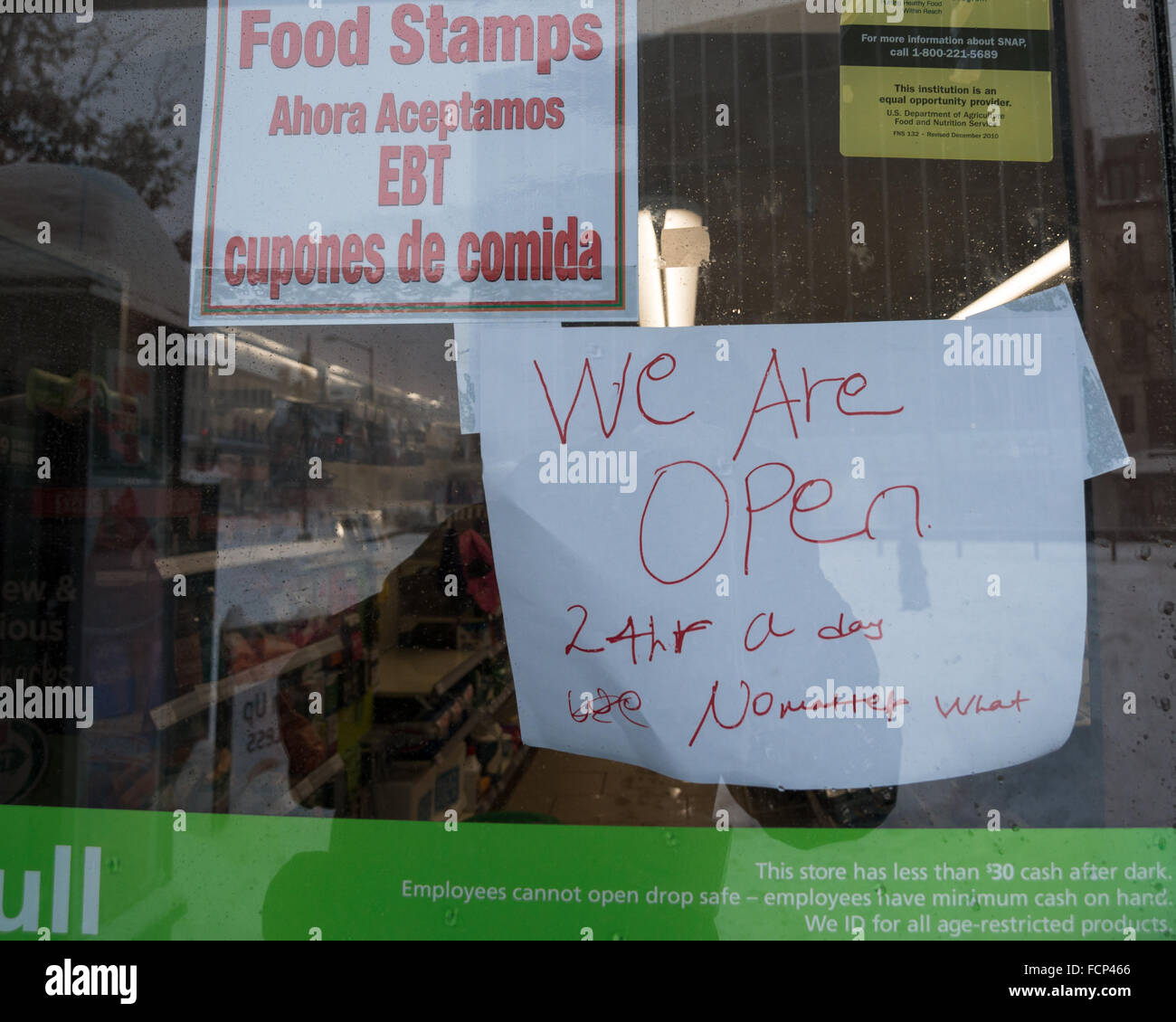 Washington, United States. 23rd Jan, 2016. Stores opens 24 hours during ...