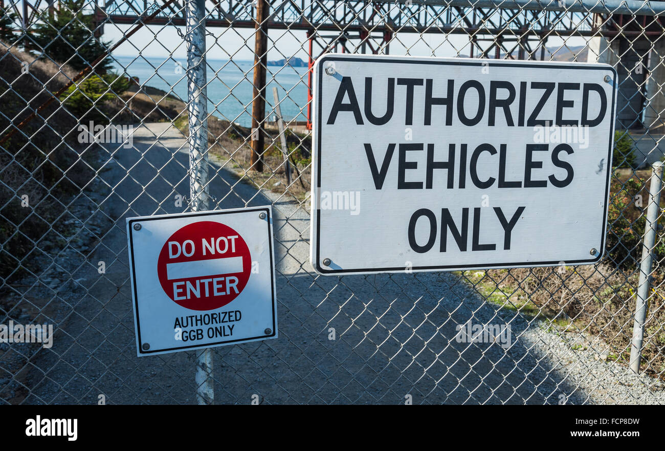 Authorized vehicles only sign hi-res stock photography and images - Alamy