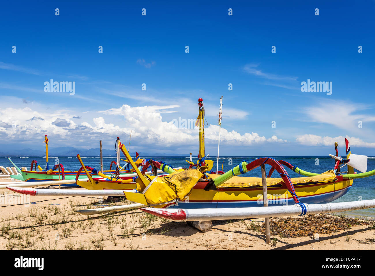 Traditional balinese jukung fishing boats on Sanur beach, Bali ...