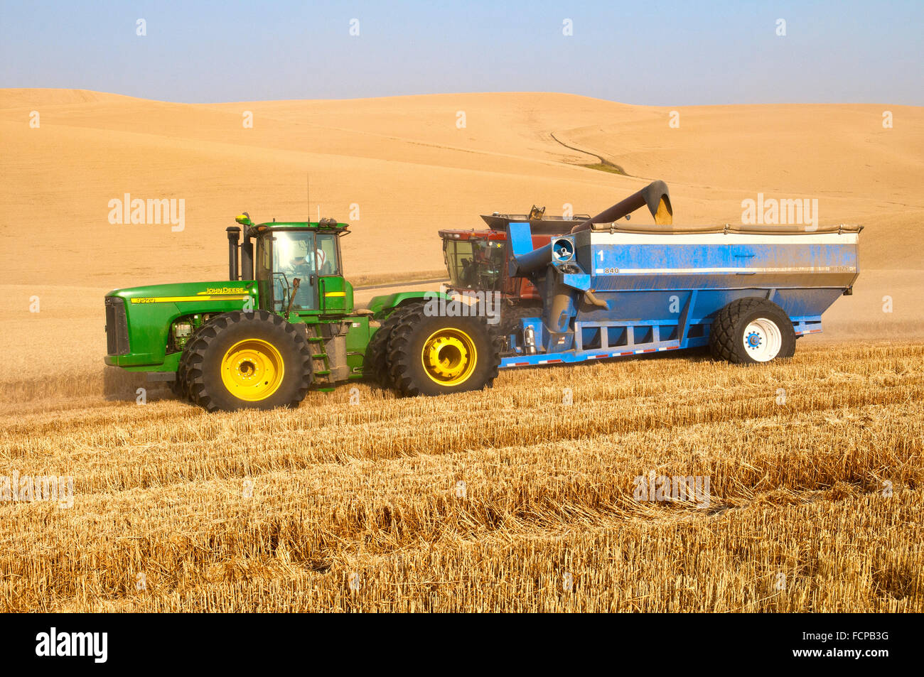 John deere tractor grain cart hi-res stock photography and images - Alamy