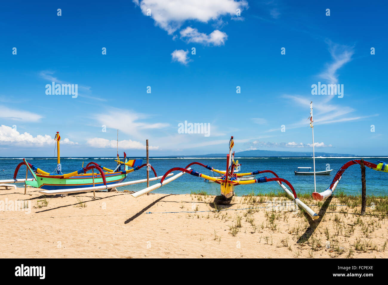 Traditional balinese jukung fishing boats on Sanur beach, Bali ...