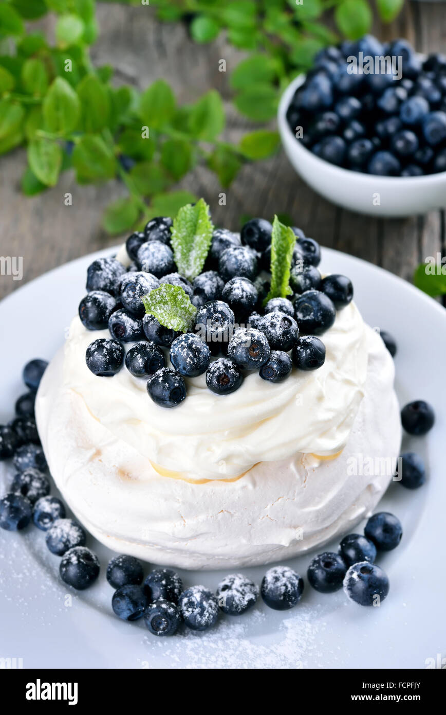 Meringue cake Pavlova with fresh blueberries Stock Photo - Alamy