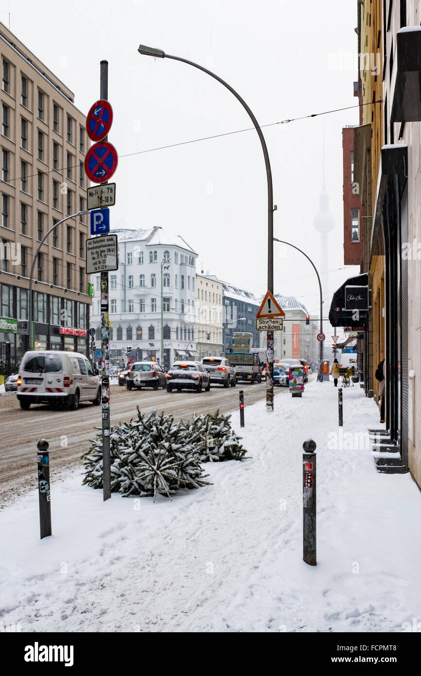 Abandoned Christmas trees on a snowy Berlin pavement Stock Photo - Alamy