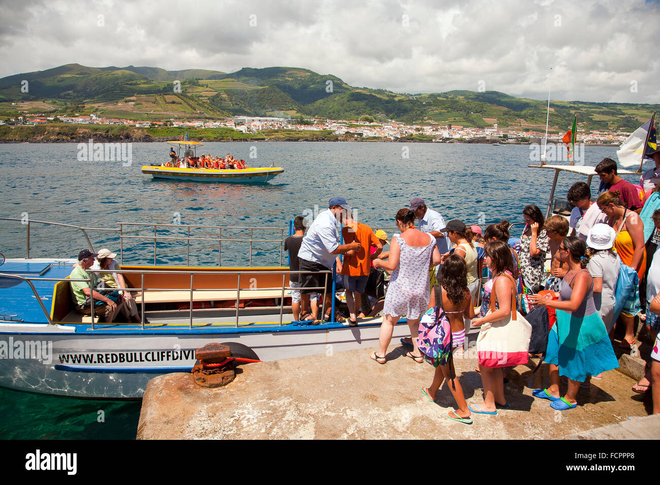 People embarking on the boat that will take them from the islet of Vila ...