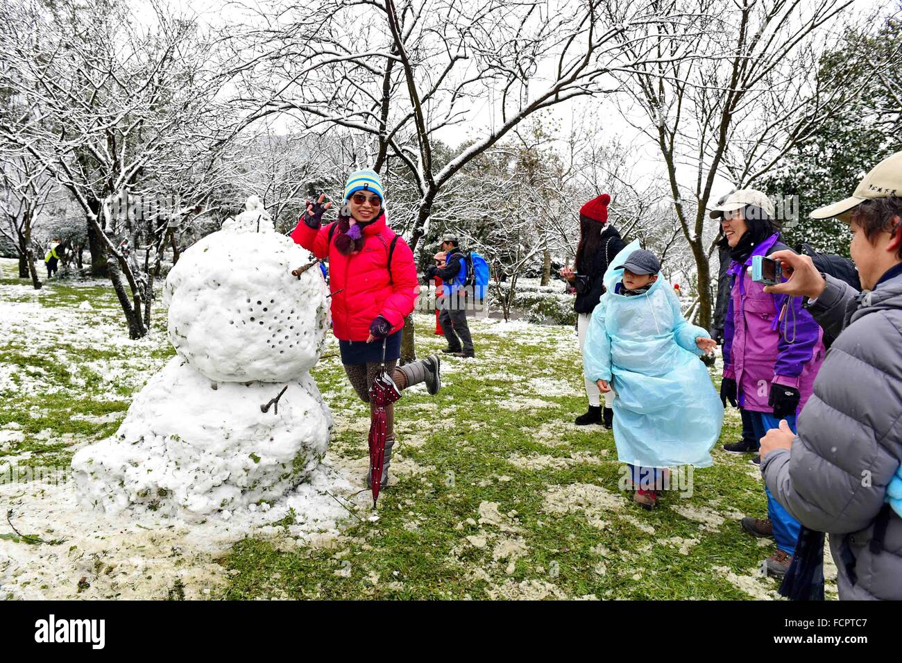 Taipei's Taiwan. 24th Jan, 2016. Tourists view the snow at the Yangming ...