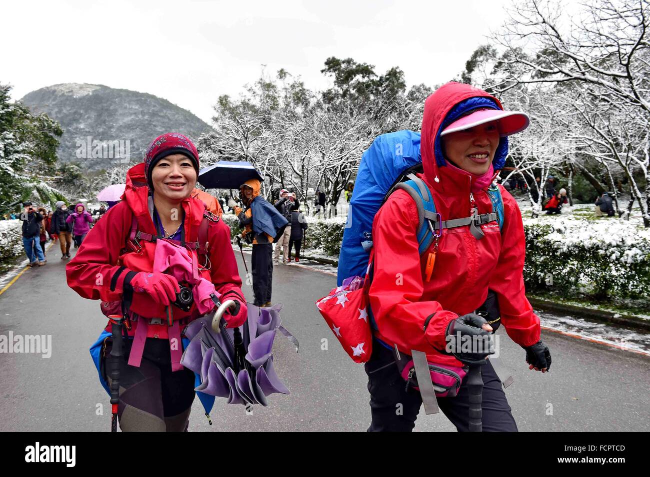 Taipei's Taiwan. 24th Jan, 2016. Tourists view the snow at the Yangming ...