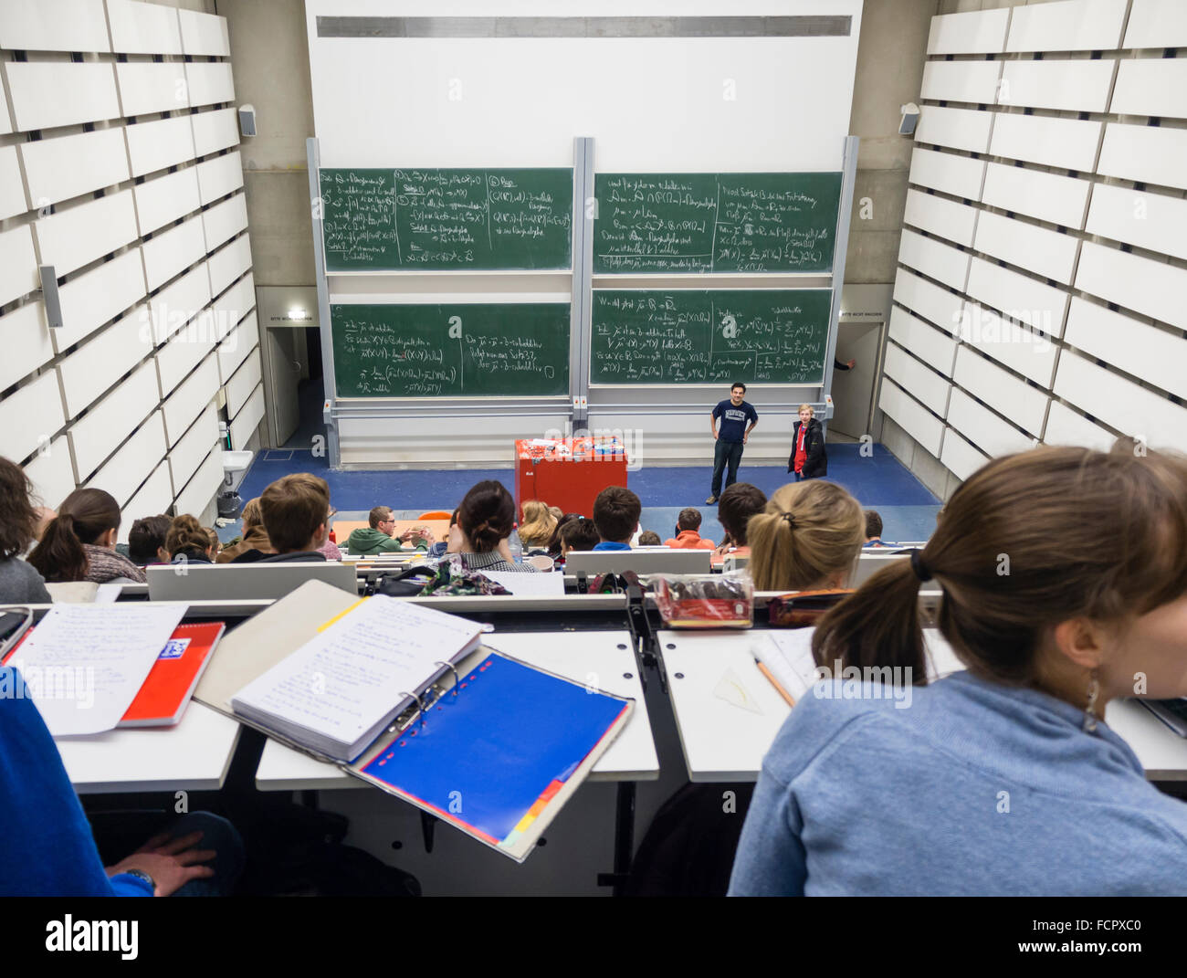 University lecture hall crowded hi-res stock photography and images - Alamy