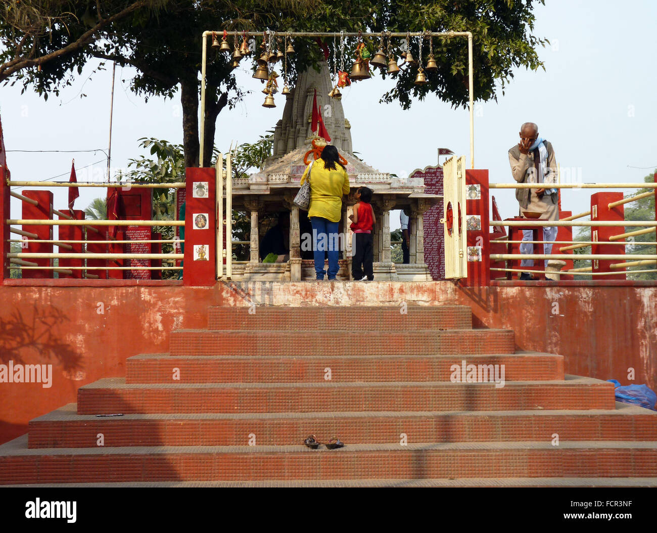 Hindu praying temple hi-res stock photography and images - Alamy