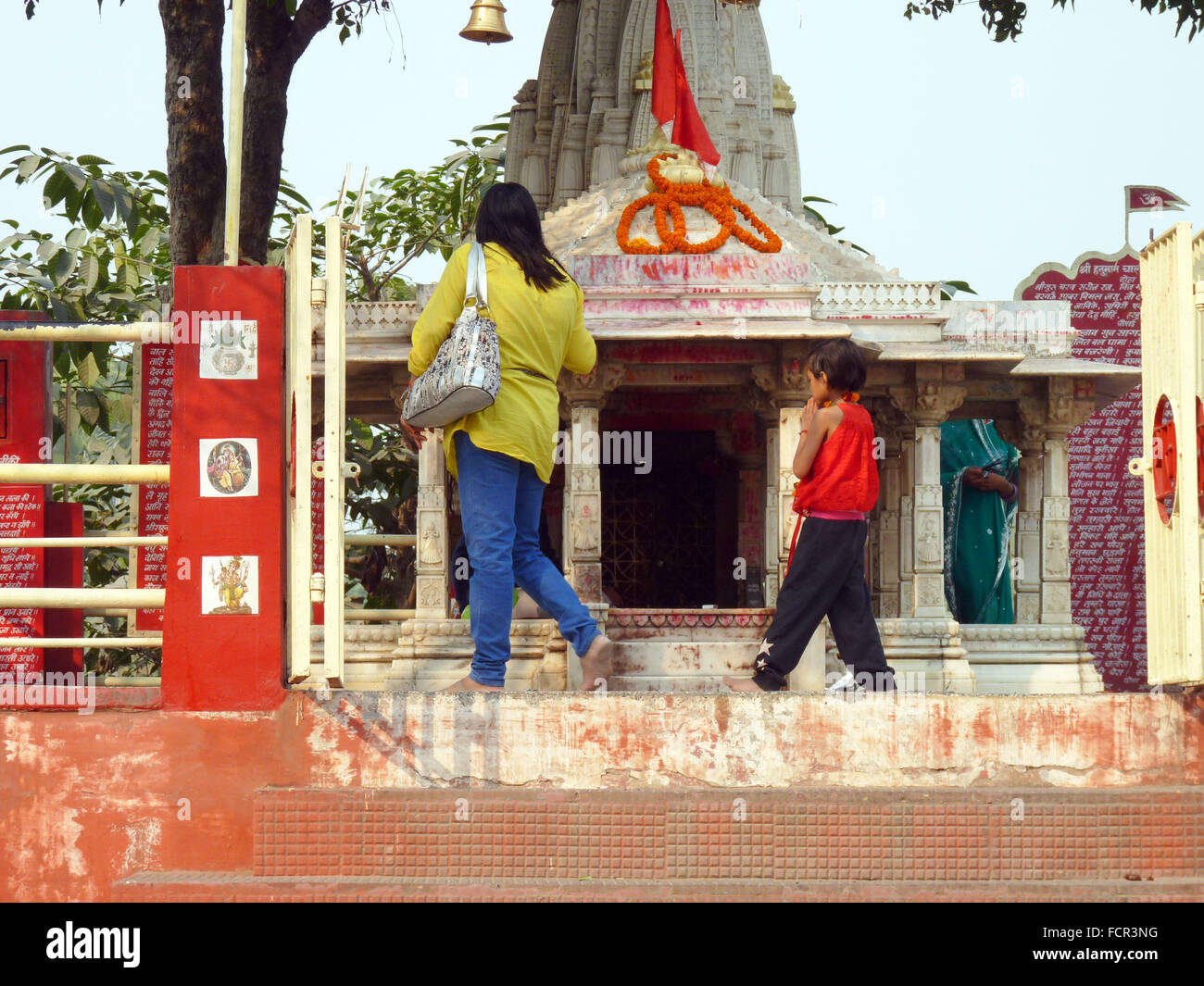 People praying in a Hindu Temple in India Stock Photo - Alamy