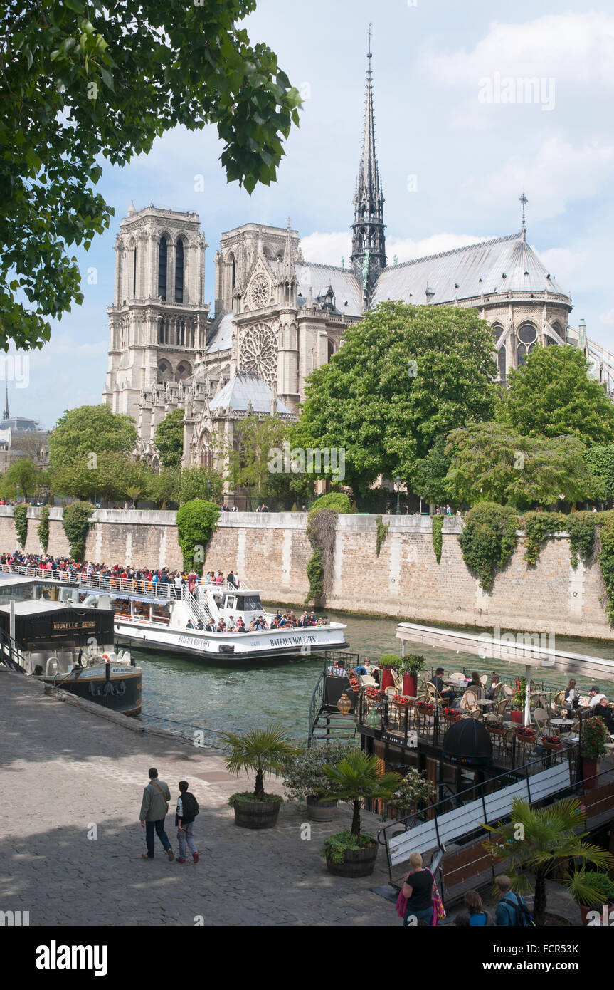 View over Notre Dame de Paris, river Seine and the boat restaurant Un ...