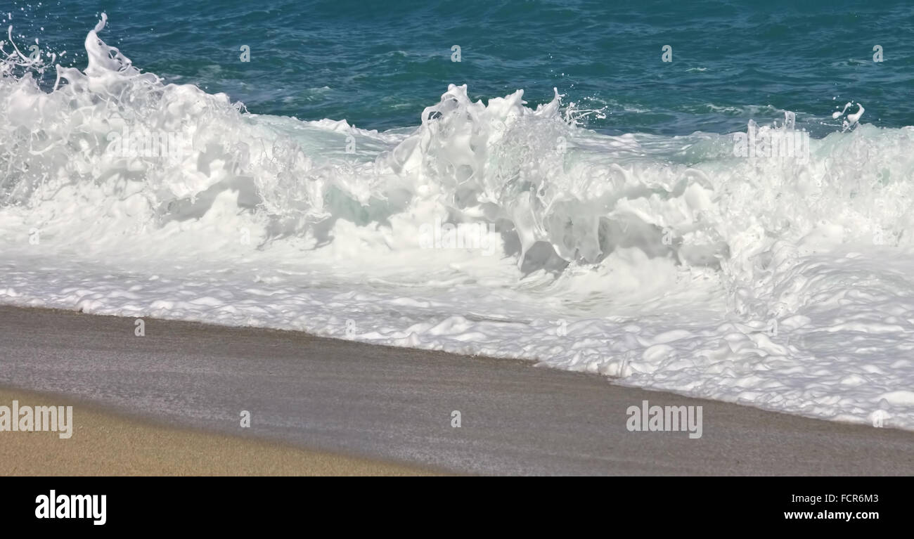 Strand mit Wellen - beach with waves 05 Stock Photo - Alamy