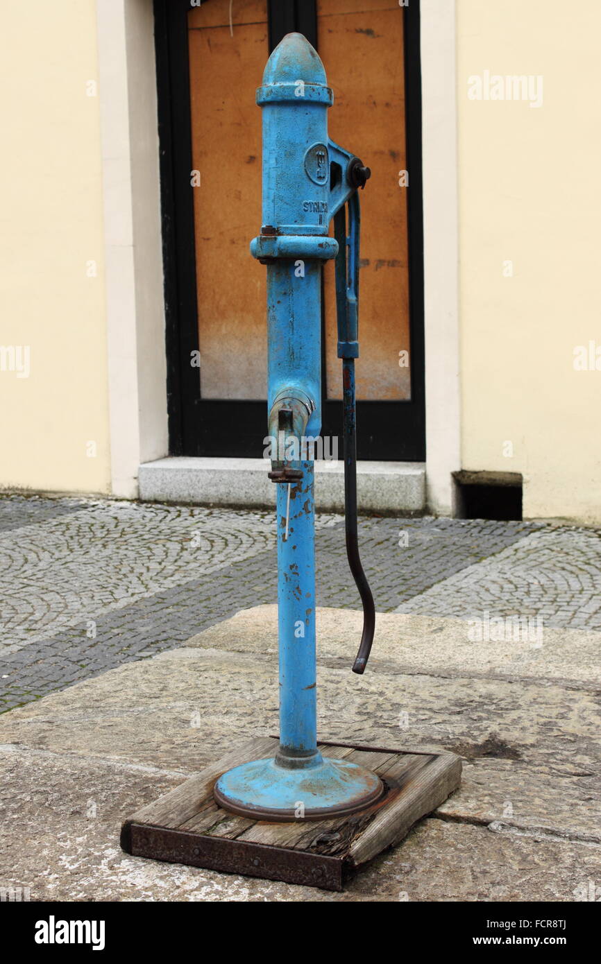 Old fashioned hand water pump hi-res stock photography and images - Alamy