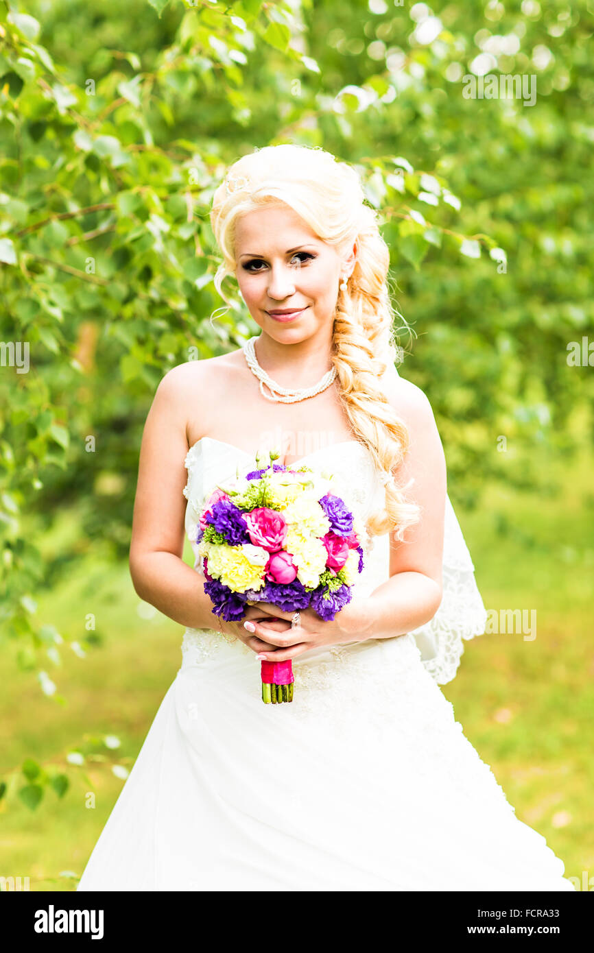Happy bride with wedding bouquet Stock Photo - Alamy