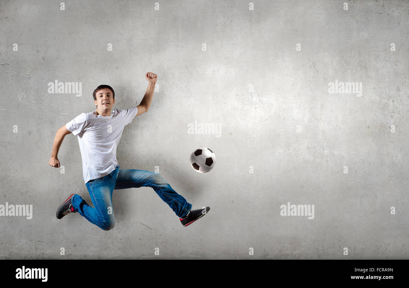 Action jump head football hi-res stock photography and images - Alamy