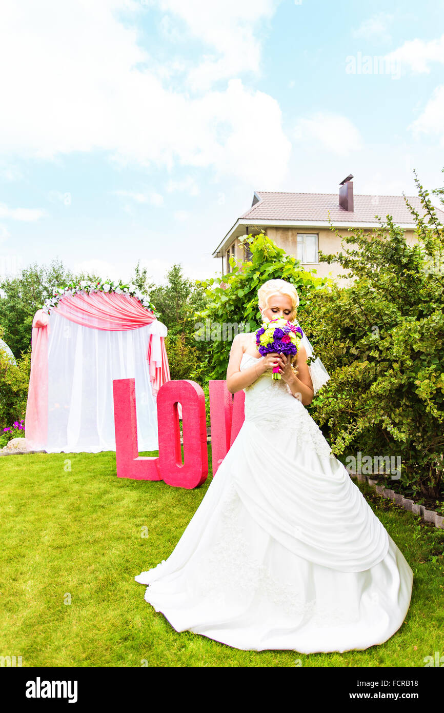Happy bride with wedding bouquet Stock Photo - Alamy