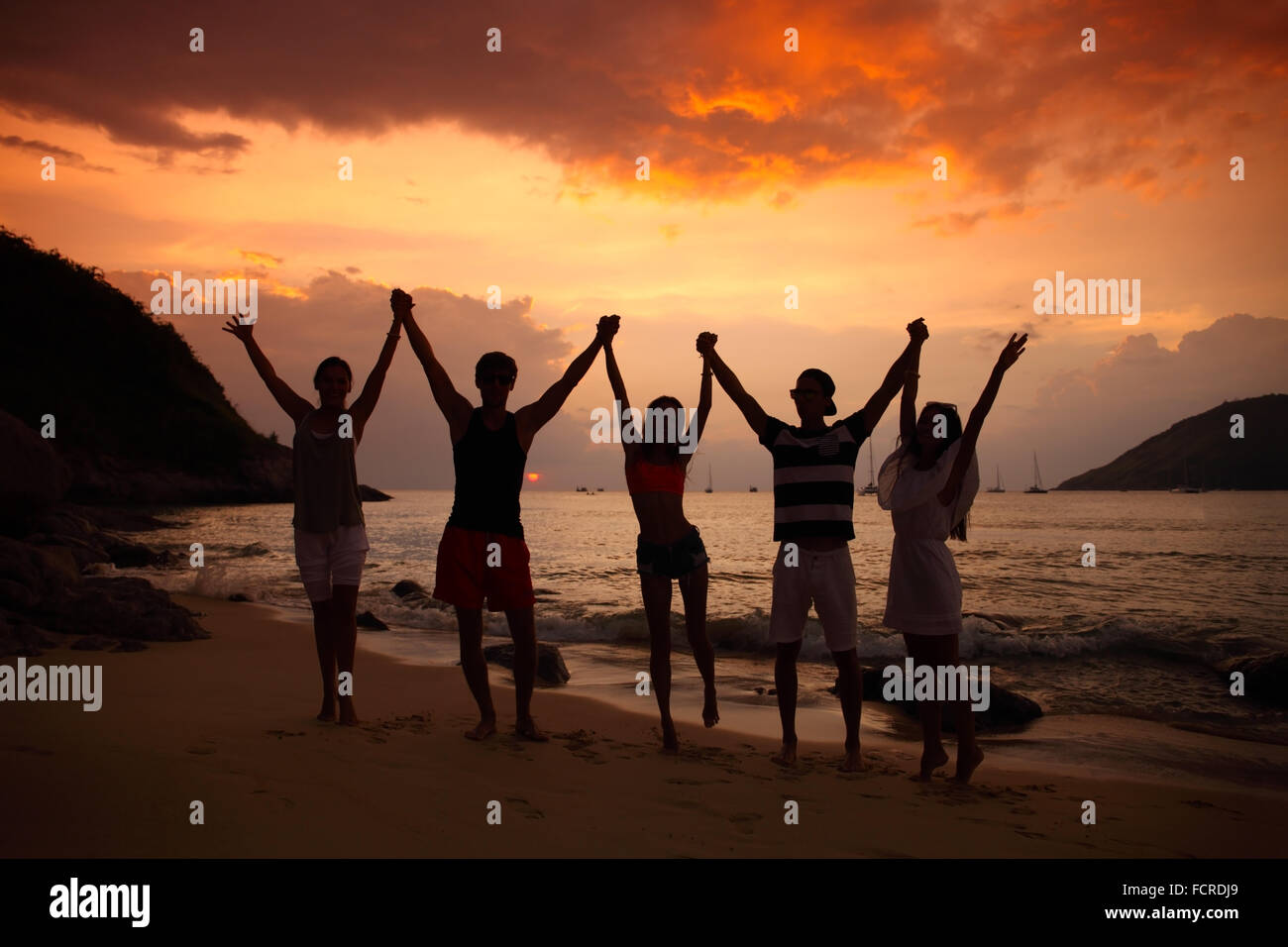 Friends partying beach hi-res stock photography and images - Alamy