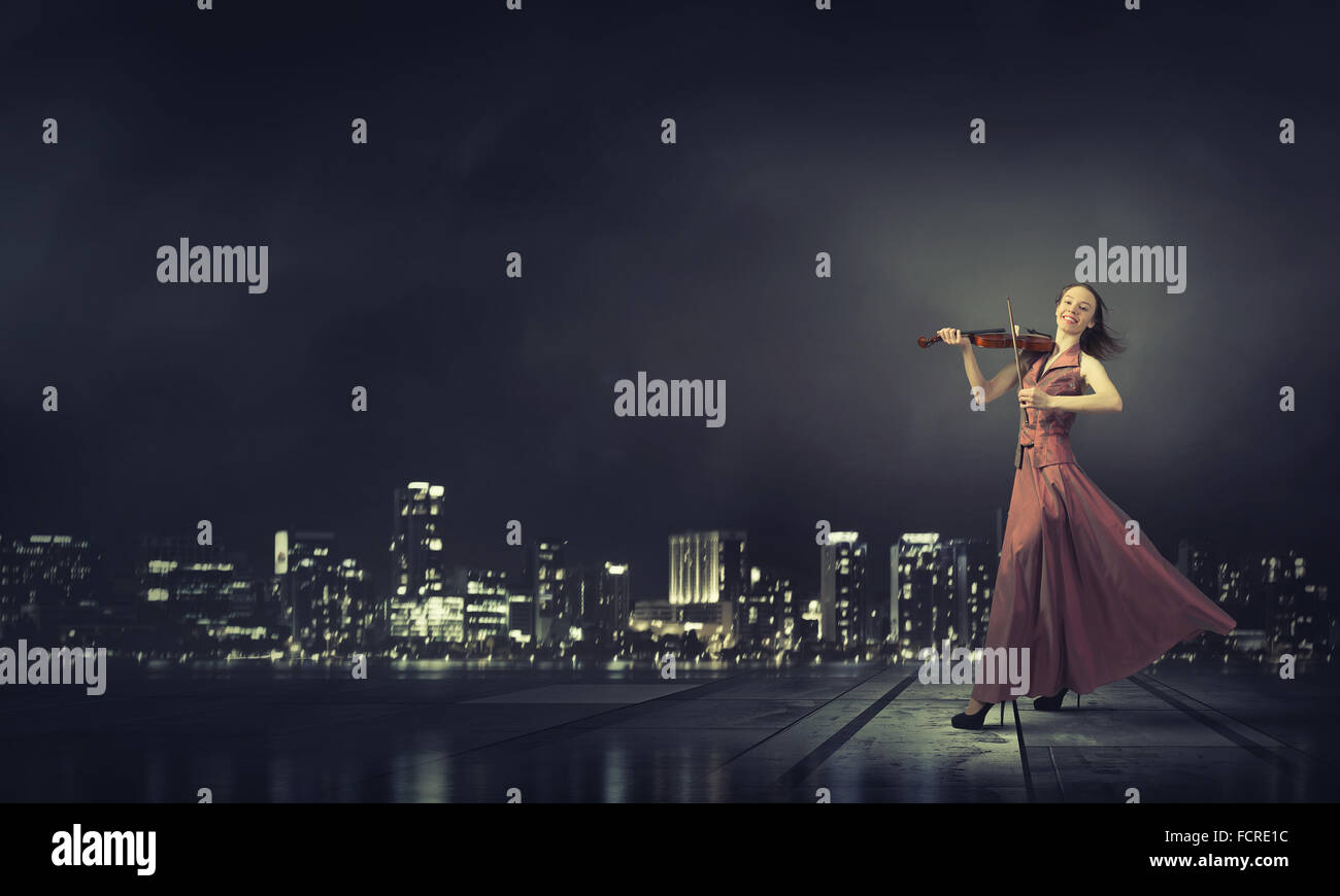 Young female fiddle violin player hi-res stock photography and images ...