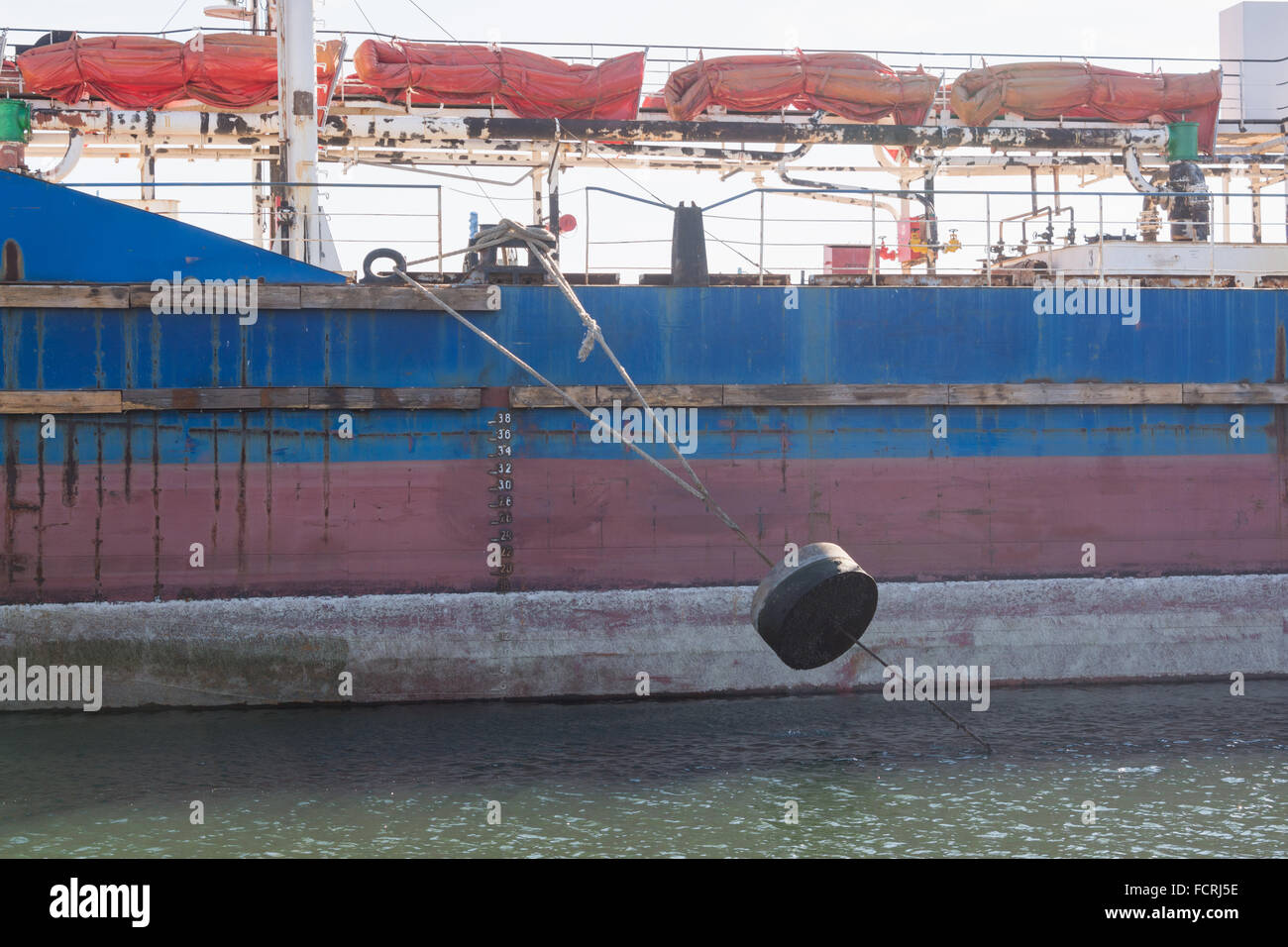 A mooring rope with a suspended load moored vessel Stock Photo - Alamy