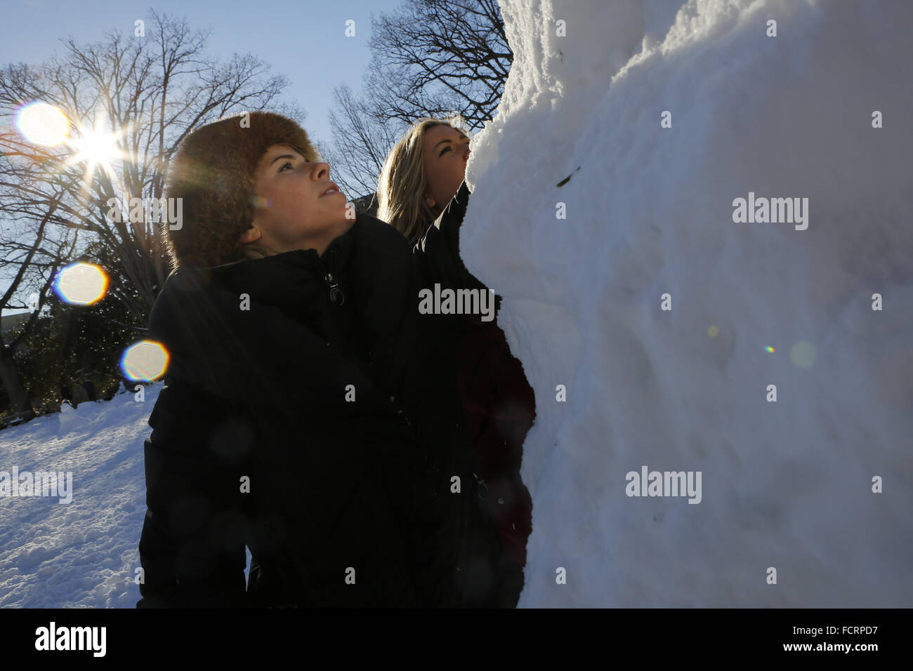 Washington, D.C, USA. 24th Jan, 2016. DC residents build an igloo in ...