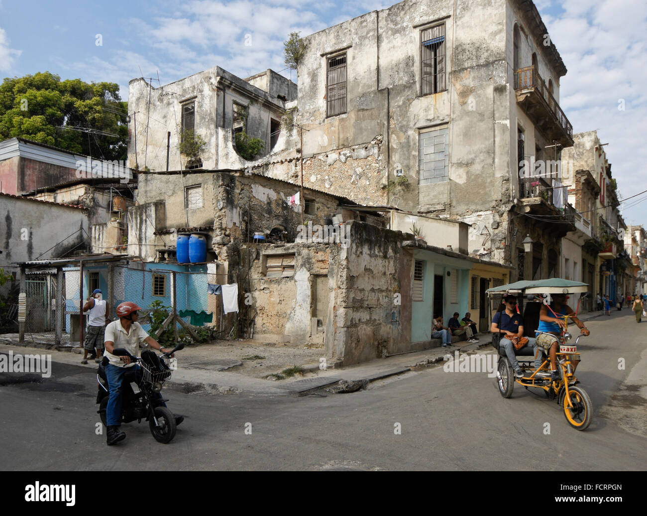 Dilapidated buildings in Habana Vieja (Old Havana), Cuba Stock Photo ...